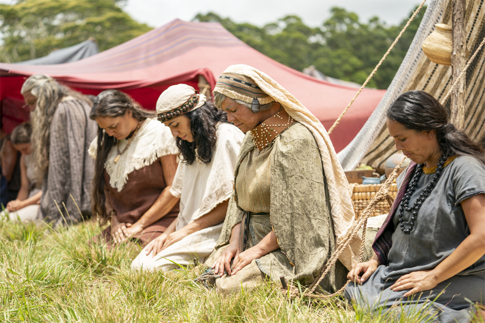 Nephites Gathering to Listen to King Benjamin